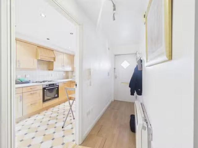 2 bedroom flat for rent in Coach house Court, Southfield Road.