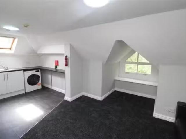 2 bedroom flat for rent in Colchester Avenue, Penylan, Cardiff.
