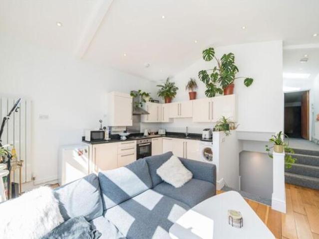 2 bedroom flat for rent in Colne Road, Twickenham, TW2