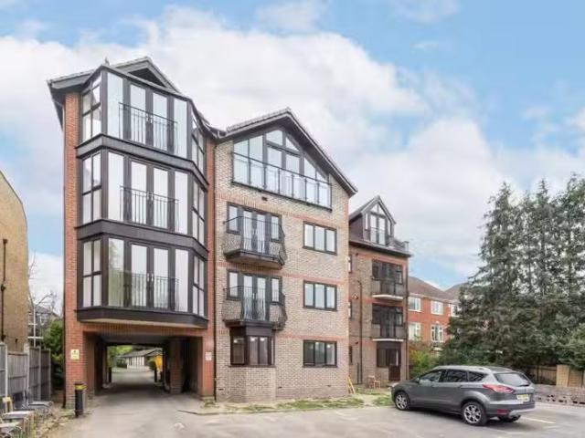 2 bedroom flat for rent in Copers Cope Road, Beckenham, BR3