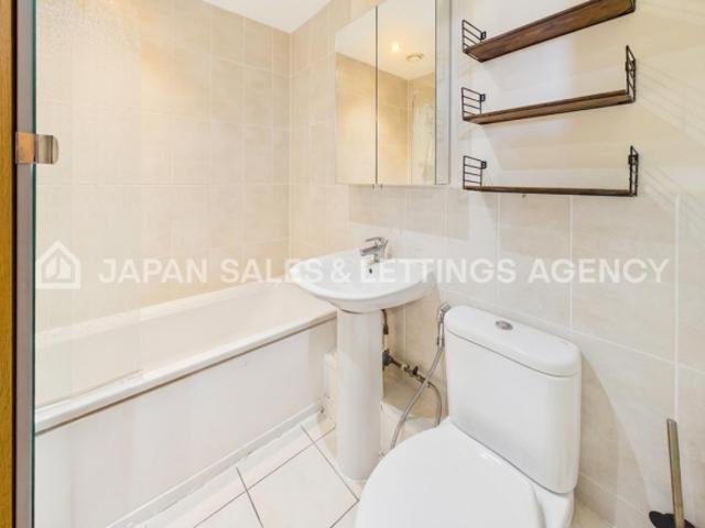2 bedroom flat for rent in Corrigan Court, Granville Gardens, Ealing, W5
