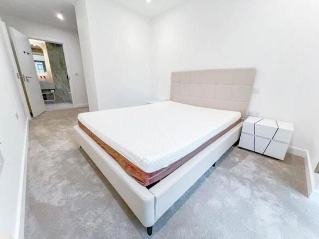 2 bedroom flat for rent in Coster Avenue London N4