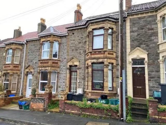 2 bedroom flat for rent in Cossham Road, Bristol, BS5