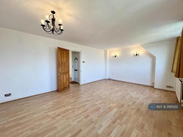 2 bedroom flat for rent in Cotswold Court, London, N11