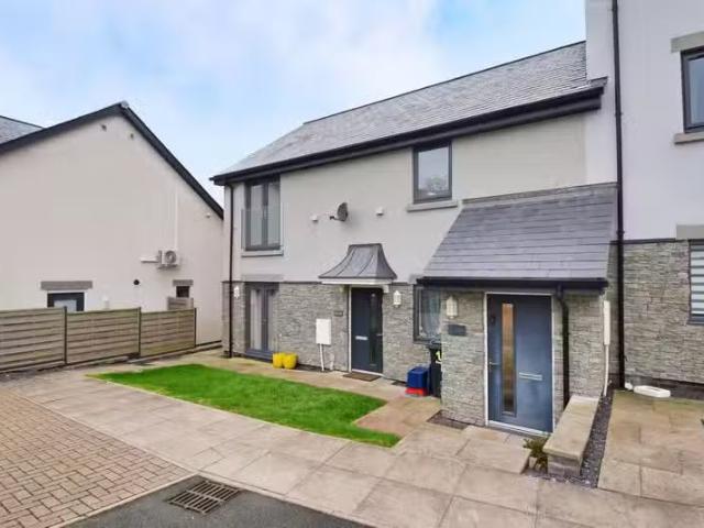2 bedroom flat for rent in Court Rise, Hoggan Park, Brecon, Po.