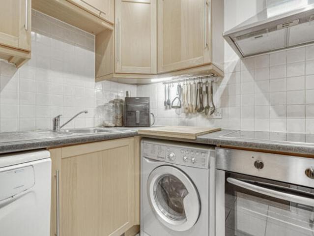 2 bedroom flat for rent in Courtenay House, 9 New Park Road, SW2