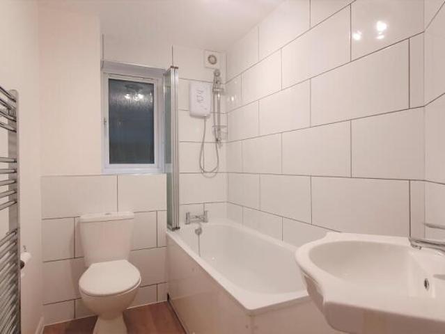 2 bedroom flat for rent in Clowser Close, London, SM1
