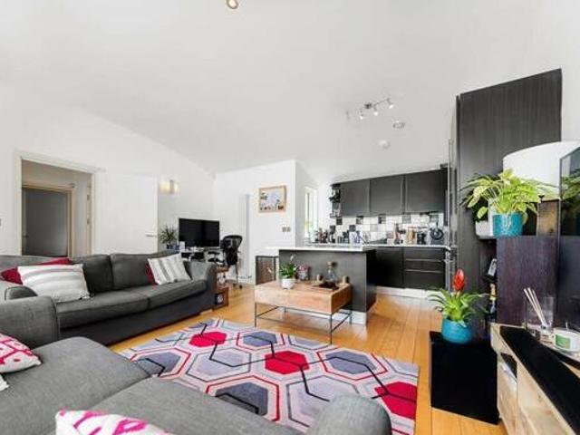 2 Bedroom Flat For Rent In Clapham Common North Side, London