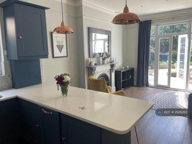 2 bedroom flat for rent in Clapham South, London, SW12