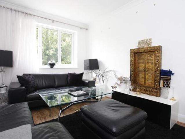 2 bedroom flat for rent in Claremont Road, Queen's Park, London, W9