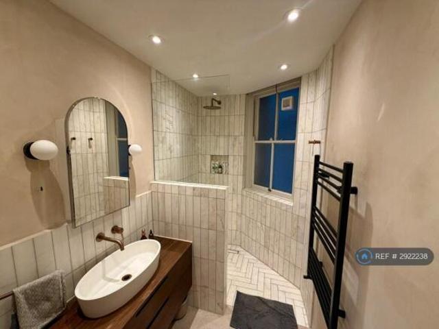 2 bedroom flat for rent in Clarence Gate Gardens, London, NW1