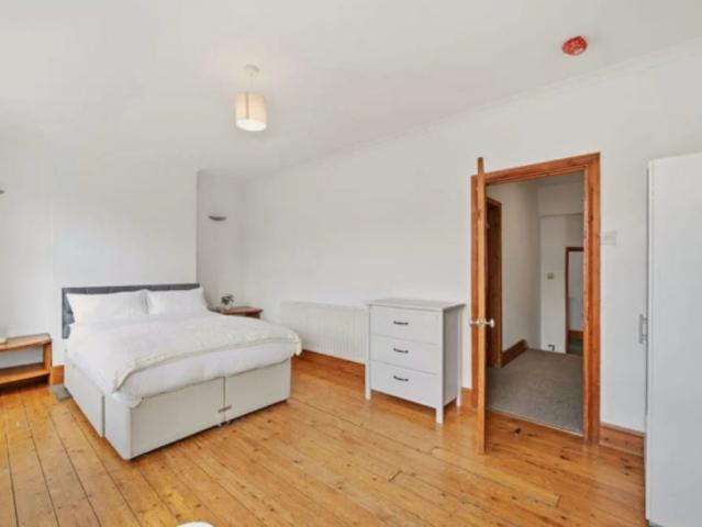 2 bedroom flat for rent in Clarendon Road, Merton, SW19