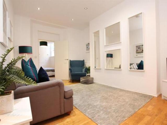2 bedroom flat for rent in Cleveland Place East, Bath, BA1