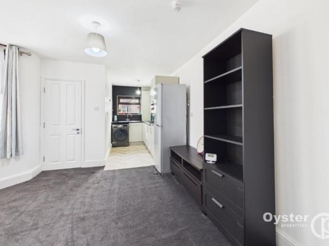 2 bedroom flat for rent in Clements Road, London, E6