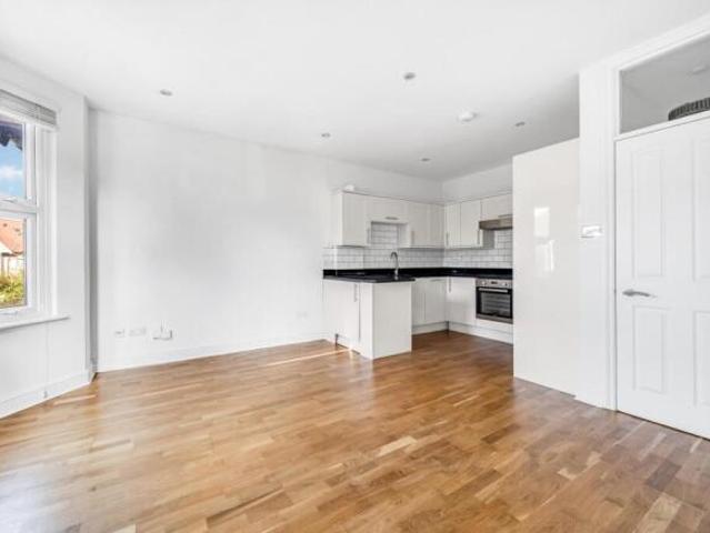 2 bedroom flat for rent in Clitherow Avenue, Hanwell, W7