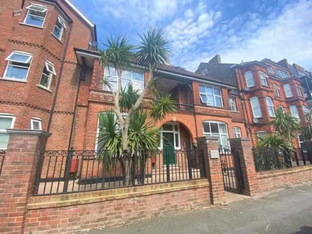 2 bedroom flat for rent in Cliftonville Avenue, Margate, Kent.
