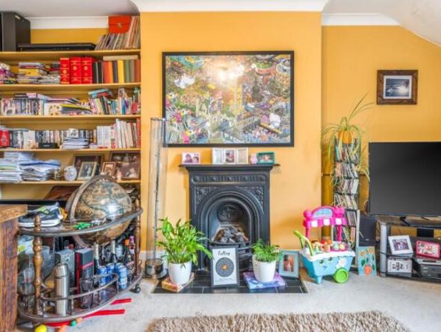 2 bedroom flat for rent in Crouch Hall Road London N8