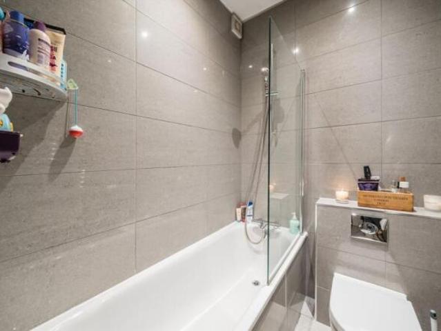 2 bedroom flat for rent in Crown Road, St Margarets, TW1