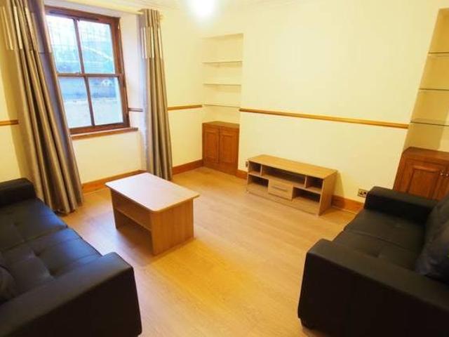 2 bedroom flat for rent in Crown Street Basement Right AB11