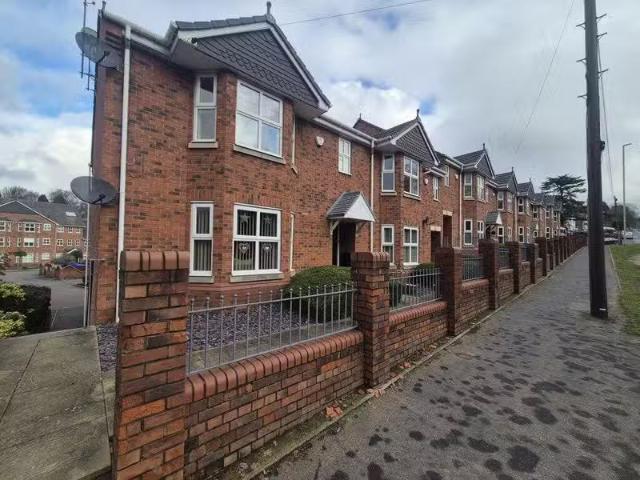 2 bedroom flat for rent in Crownoakes Drive, Wordsley, DY8