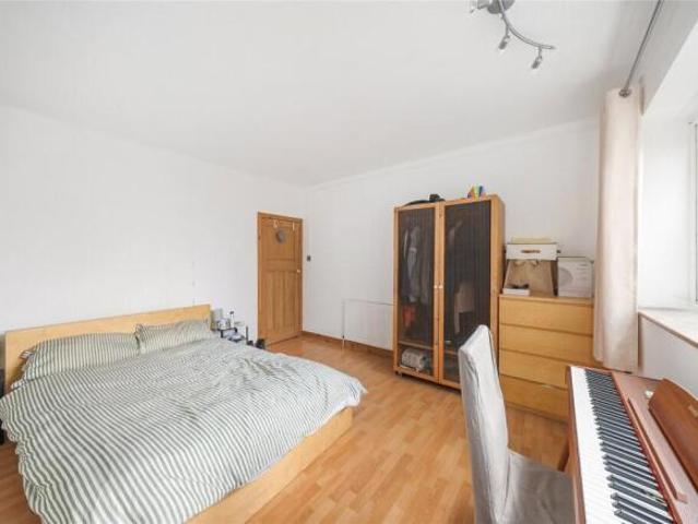2 bedroom flat for rent in Crownstone Road, London, SW2