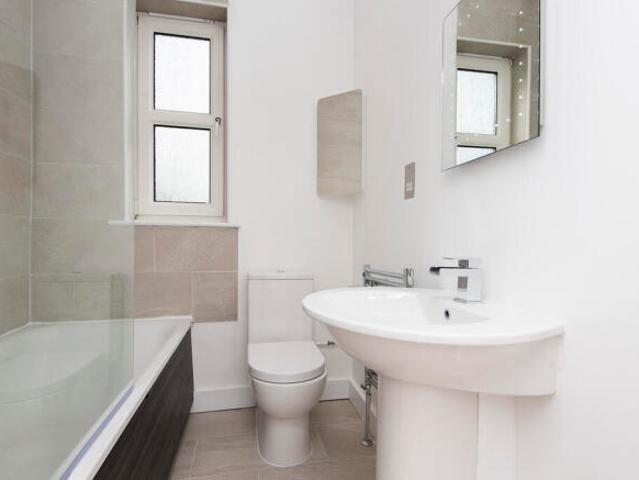 2 bedroom flat for rent in Cromwell Road, SW19