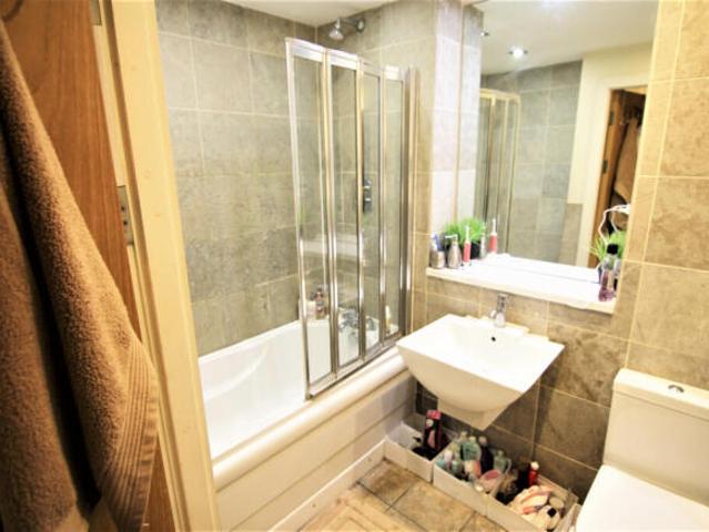 2 bedroom flat for rent in Cross Granby Terrace, Leeds, LS6