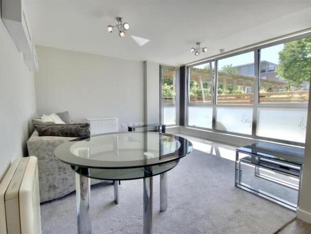 2 bedroom flat for rent in Cross Street, Portsmouth, PO1