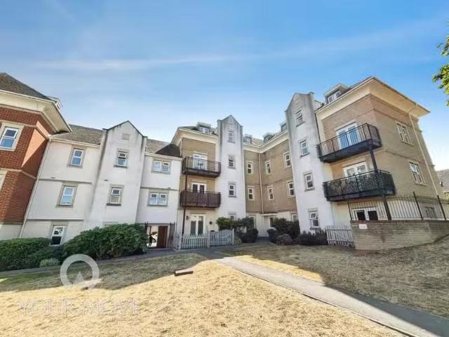 2 bedroom flat for rent in Crawford Avenue, Dartford, Kent, DA1