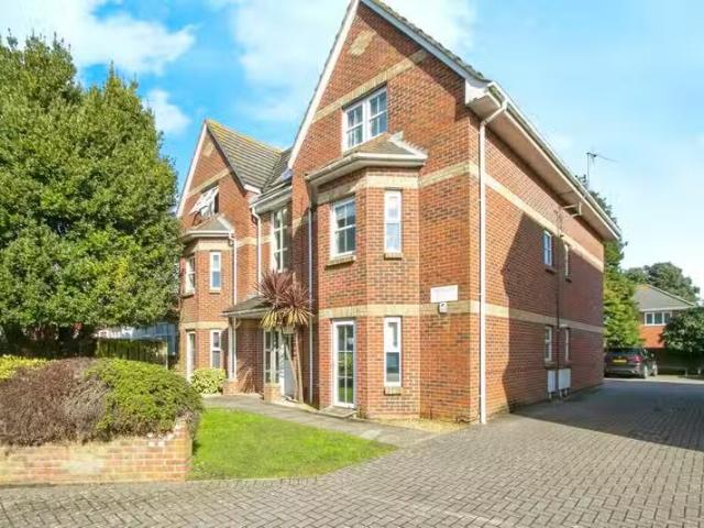 2 bedroom flat for rent in Crabton Close Road, BH5