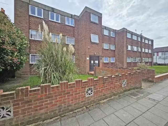 2 bedroom flat for rent in Cranbrook Road, Ilford, IG6