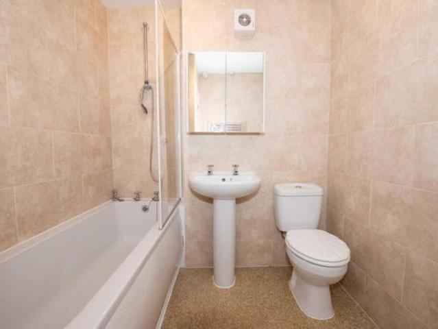2 bedroom flat for rent in Crescent Avenue, Prestwich, M25