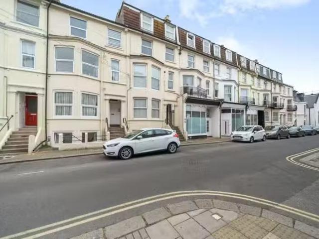 2 bedroom flat for rent in Crescent Road, Worthing, West Susin.