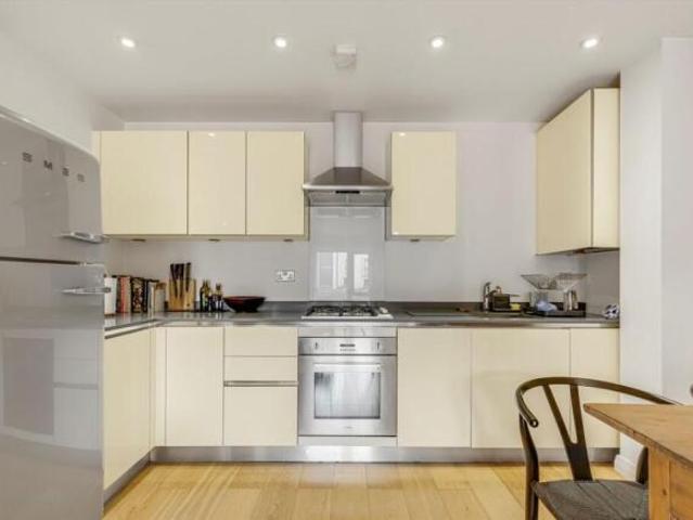 2 bedroom flat for rent in Cresset Road, Hackney, E9