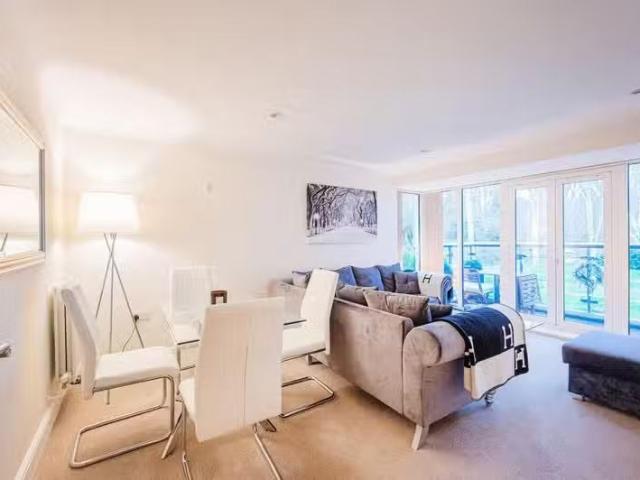 2 bedroom flat for rent in Creswell Drive, Park Langley, Becke.