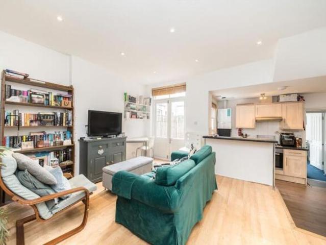 2 bedroom flat for rent in Cricklade Avenue, Streatham, SW2