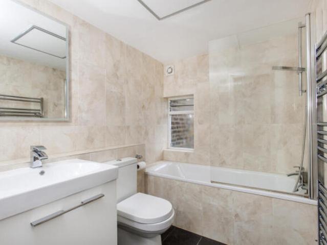 2 bedroom flat for rent in Cricklewood Lane, NW2