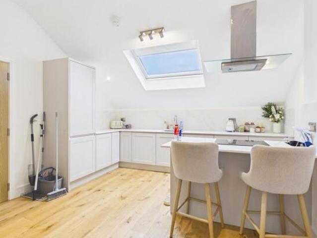 2 bedroom flat for rent in Cumberland Park, London, W3