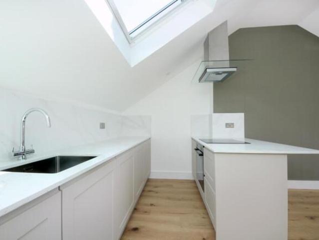 2 bedroom flat for rent in Cumberland Park, W3