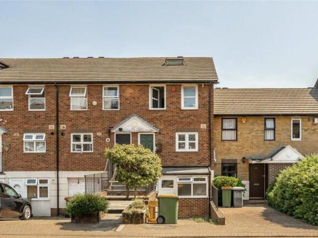 2 bedroom flat for rent in Damask Crescent, London, E16