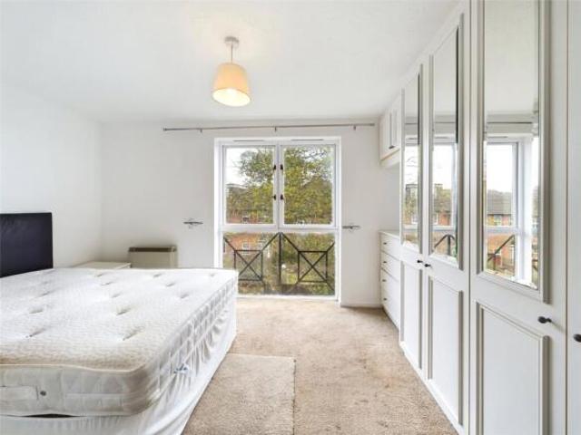 2 bedroom flat for rent in Damask Crescent, Newham, London, E16