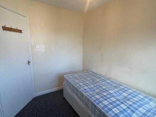 2 bedroom flat for rent in Daffodil Gardens, Ilford, London, IG1