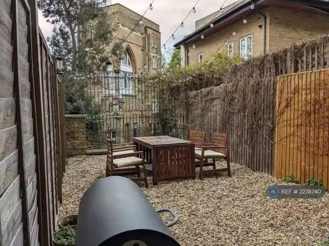 2 bedroom flat for rent in Dalston Lane, London, E8