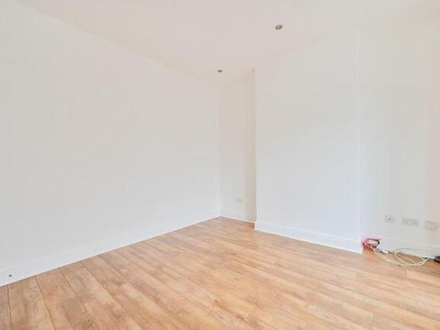 2 bedroom flat for rent in Darwin Road, South Ealing, London, W5