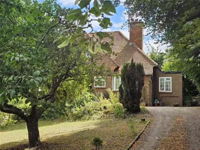 2 bedroom flat for rent in Dean Wood Road, Jordans, Beaconsfie.