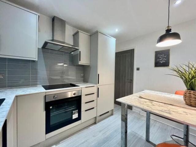 2 bedroom flat for rent in Derwentwater Grove, LEEDS, LS6
