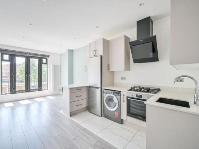 2 bedroom flat for rent in Devonshire Road, Colliers Wood, London, SW19