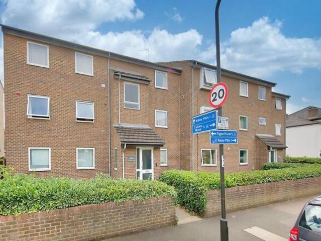 2 bedroom flat for rent in Devonshire Road, Colliers Wood, SW19