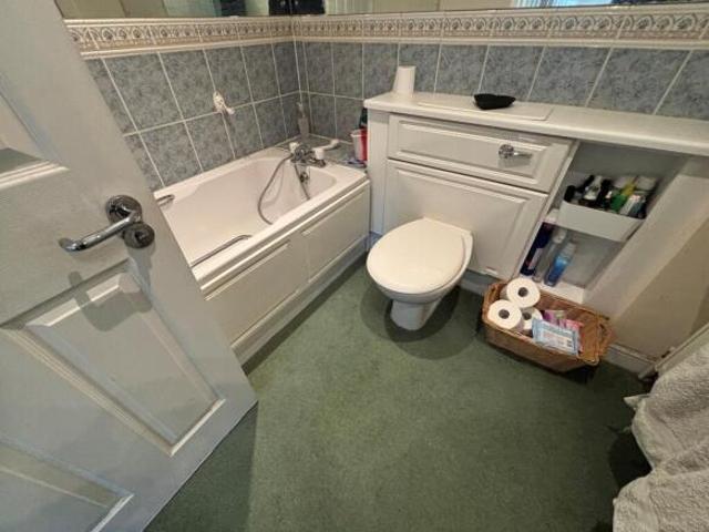 2 bedroom flat for rent in Deyncourt Gardens, Upminster, RM14
