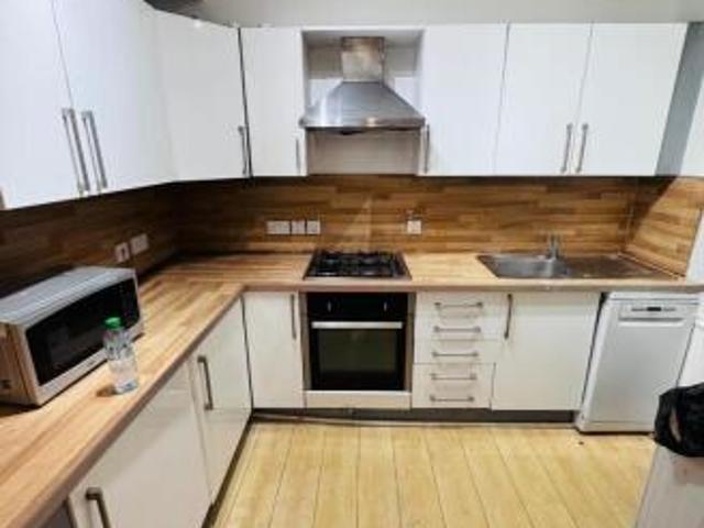 2 bedroom flat for rent in Dickenson Road, Manchester, Greater Manchester, M14